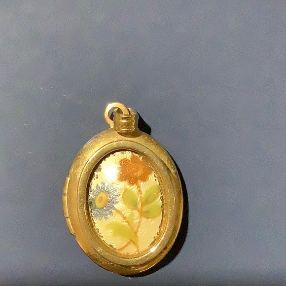 Jewelry | Vintage Gold Tone Enamel Flower Locket | Poshmark